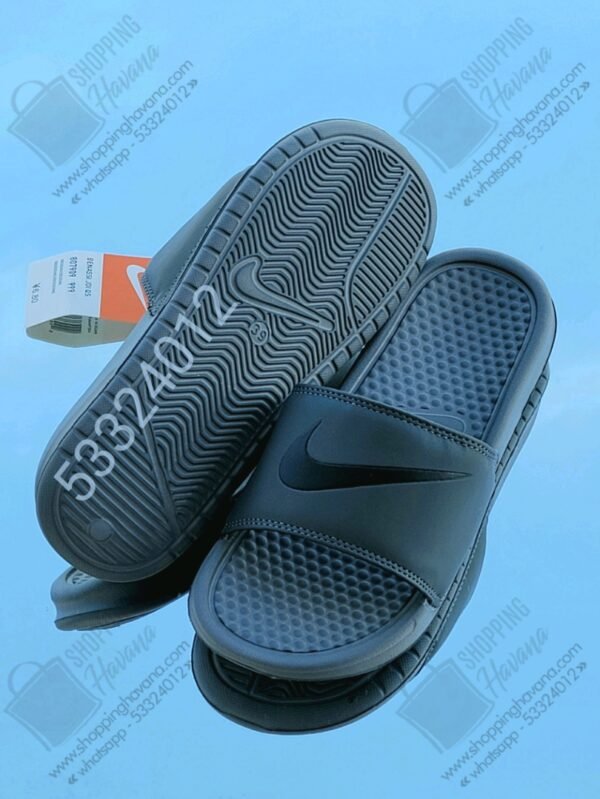 Chancletas nike benassi GRIS BASTON NEGRO - Mango Habana